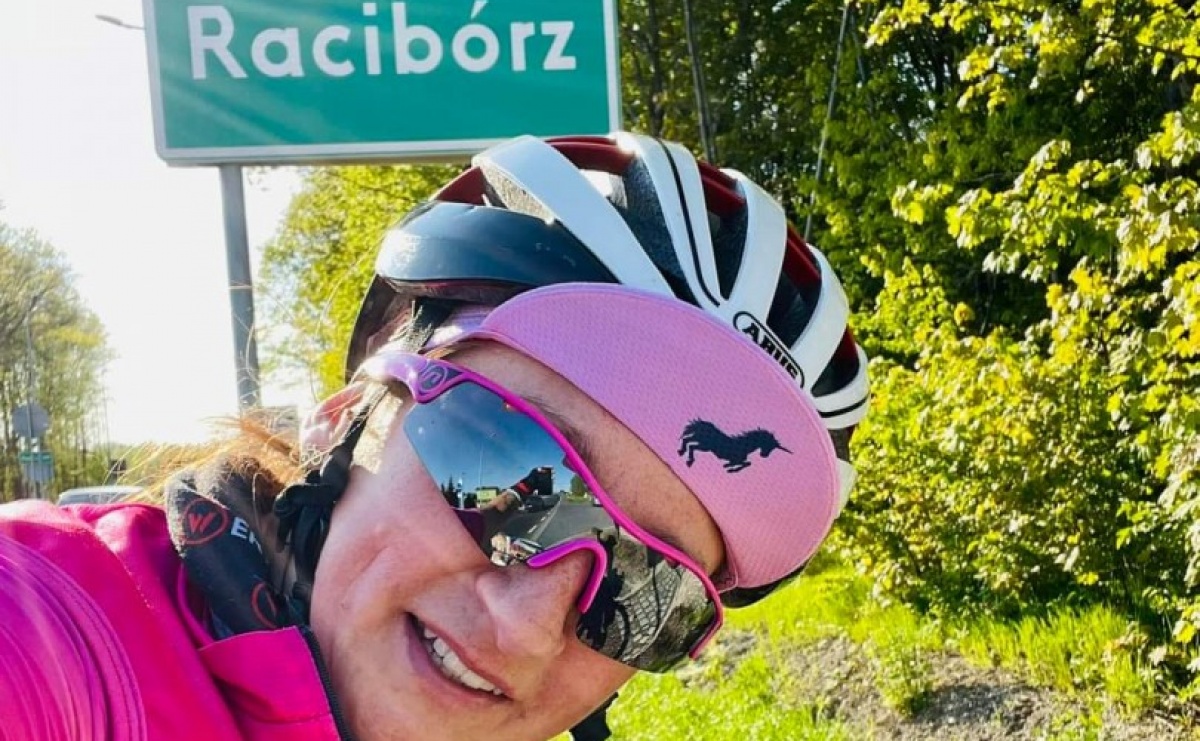 Profesorka na rowerze odwiedza Pomocną Dłoń